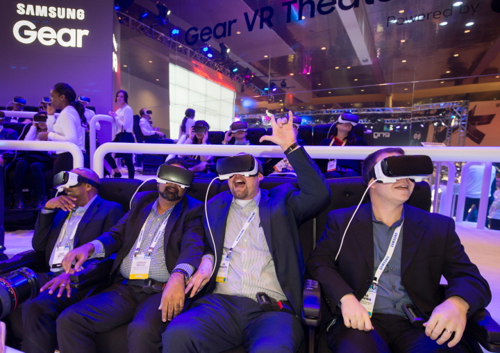 삼성전자, CES 2016에서 오감을 만족시키는 ‘기어 VR 4D 체험존’ 운영 – Samsung Newsroom Korea