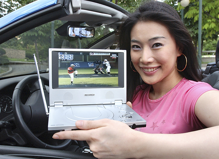 삼성전자, 世界 最初 지상파DMB 수신 휴대용 DVDP 출시 – Samsung Newsroom Korea